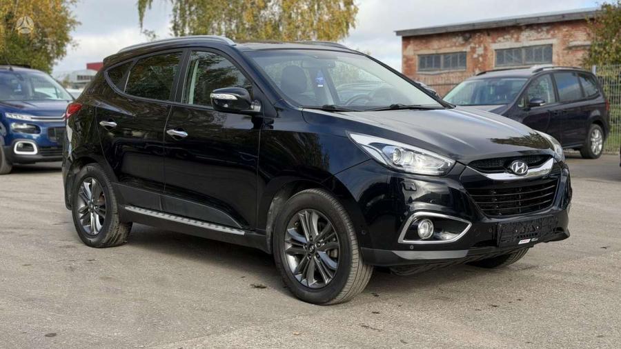 Black Hyundai ix35 2014 in Ukmerge, with an engine capacity of 2.00 L and mileage of 228 thousand km for 6750 €, photo 1 on AUTOMOTO.COM.LV