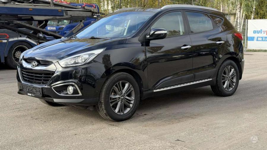 Black Hyundai ix35 2014 in Ukmerge, with an engine capacity of 2.00 L and mileage of 228 thousand km for 6750 €, photo 3 on AUTOMOTO.COM.LV