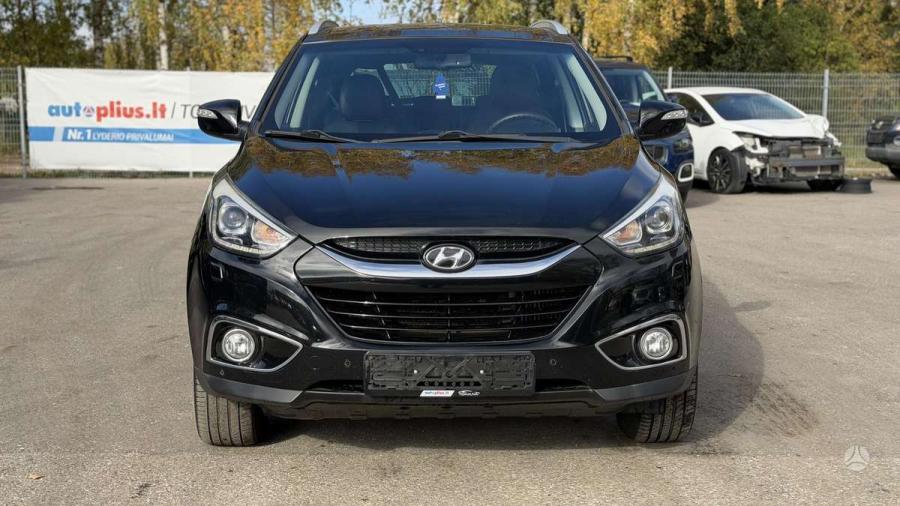 Black Hyundai ix35 2014 in Ukmerge, with an engine capacity of 2.00 L and mileage of 228 thousand km for 6750 €, photo 4 on AUTOMOTO.COM.LV