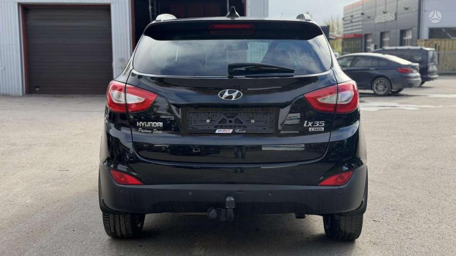 Black Hyundai ix35 2014 in Ukmerge, with an engine capacity of 2.00 L and mileage of 228 thousand km for 6750 €, photo 5 on AUTOMOTO.COM.LV