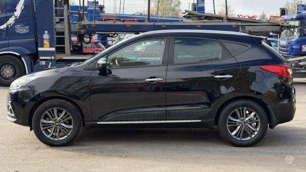 Black Hyundai ix35 2014 in Ukmerge, with an engine capacity of 2.00 L and mileage of 228 thousand km for 6750 €, photo 6 on AUTOMOTO.COM.LV