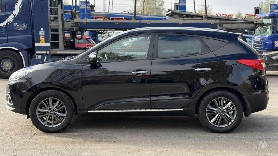 Black Hyundai ix35 2014 in Ukmerge, with an engine capacity of 2.00 L and mileage of 228 thousand km for 6750 €, photo 6 on AUTOMOTO.COM.LV