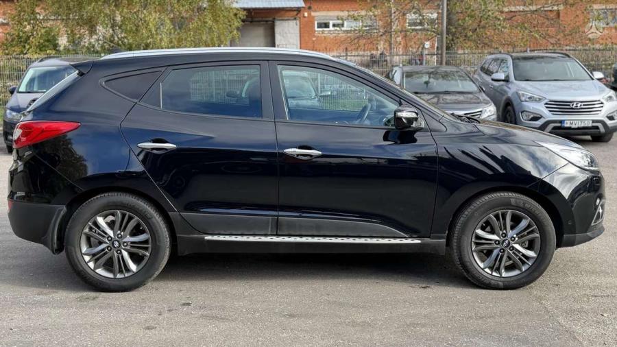 Black Hyundai ix35 2014 in Ukmerge, with an engine capacity of 2.00 L and mileage of 228 thousand km for 6750 €, photo 7 on AUTOMOTO.COM.LV