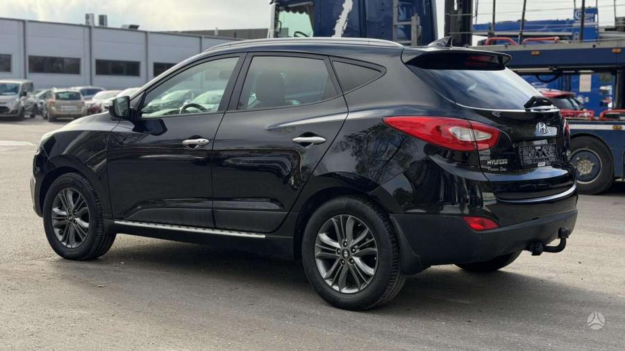 Black Hyundai ix35 2014 in Ukmerge, with an engine capacity of 2.00 L and mileage of 228 thousand km for 6750 €, photo 8 on AUTOMOTO.COM.LV