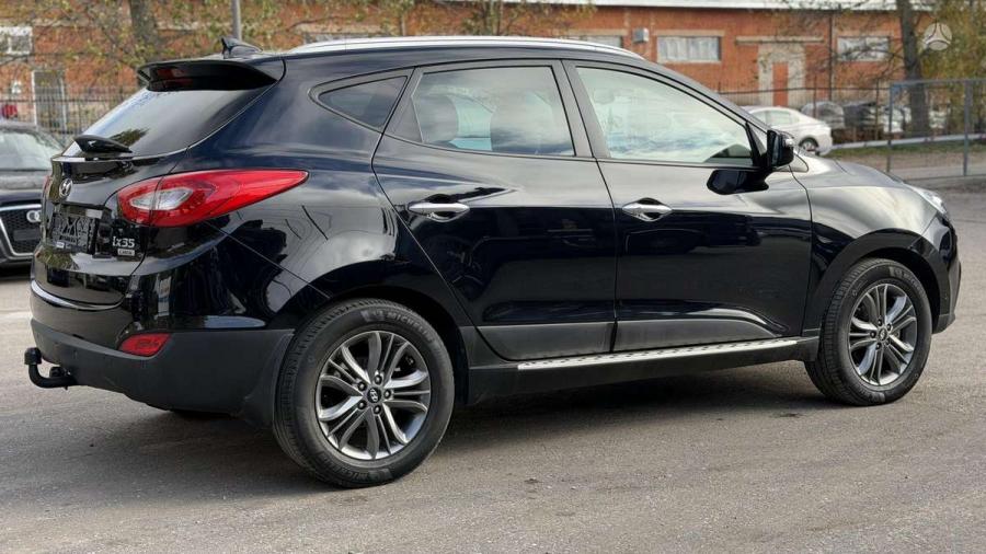 Black Hyundai ix35 2014 in Ukmerge, with an engine capacity of 2.00 L and mileage of 228 thousand km for 6750 €, photo 9 on AUTOMOTO.COM.LV