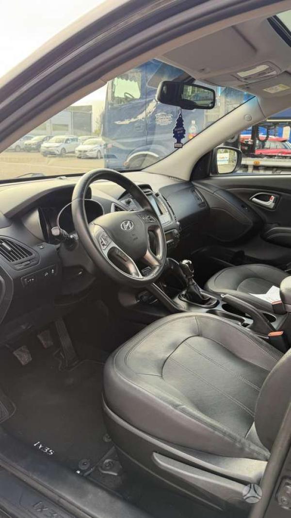 Black Hyundai ix35 2014 in Ukmerge, with an engine capacity of 2.00 L and mileage of 228 thousand km for 6750 €, photo 10 on AUTOMOTO.COM.LV