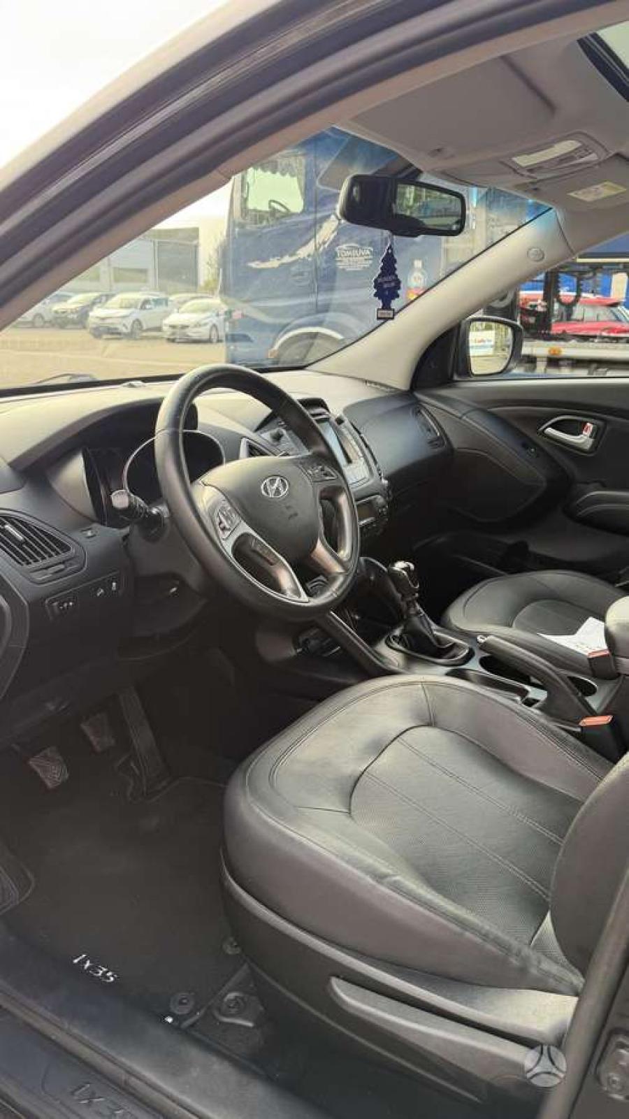 Black Hyundai ix35 2014 in Ukmerge, with an engine capacity of 2.00 L and mileage of 228 thousand km for 6750 €, photo 10 on AUTOMOTO.COM.LV
