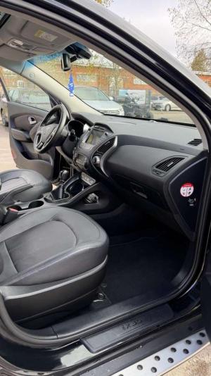 Black Hyundai ix35 2014 in Ukmerge, with an engine capacity of 2.00 L and mileage of 228 thousand km for 6750 €, photo 11 on AUTOMOTO.COM.LV