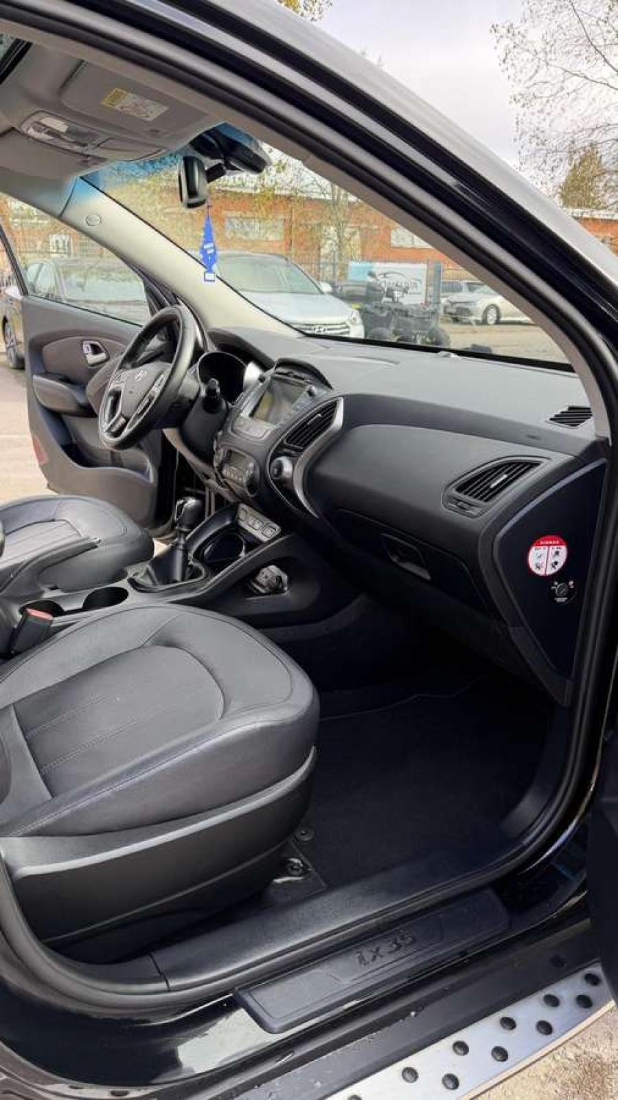 Black Hyundai ix35 2014 in Ukmerge, with an engine capacity of 2.00 L and mileage of 228 thousand km for 6750 €, photo 11 on AUTOMOTO.COM.LV