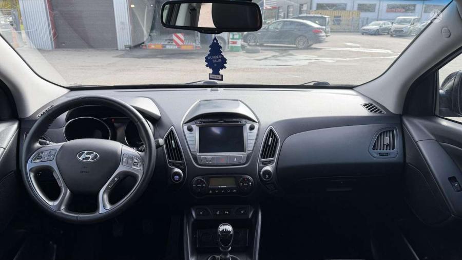 Black Hyundai ix35 2014 in Ukmerge, with an engine capacity of 2.00 L and mileage of 228 thousand km for 6750 €, photo 12 on AUTOMOTO.COM.LV