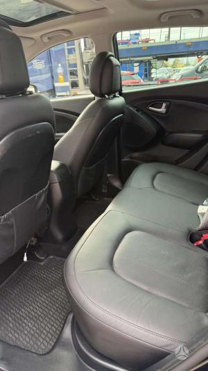 Black Hyundai ix35 2014 in Ukmerge, with an engine capacity of 2.00 L and mileage of 228 thousand km for 6750 €, photo 13 on AUTOMOTO.COM.LV