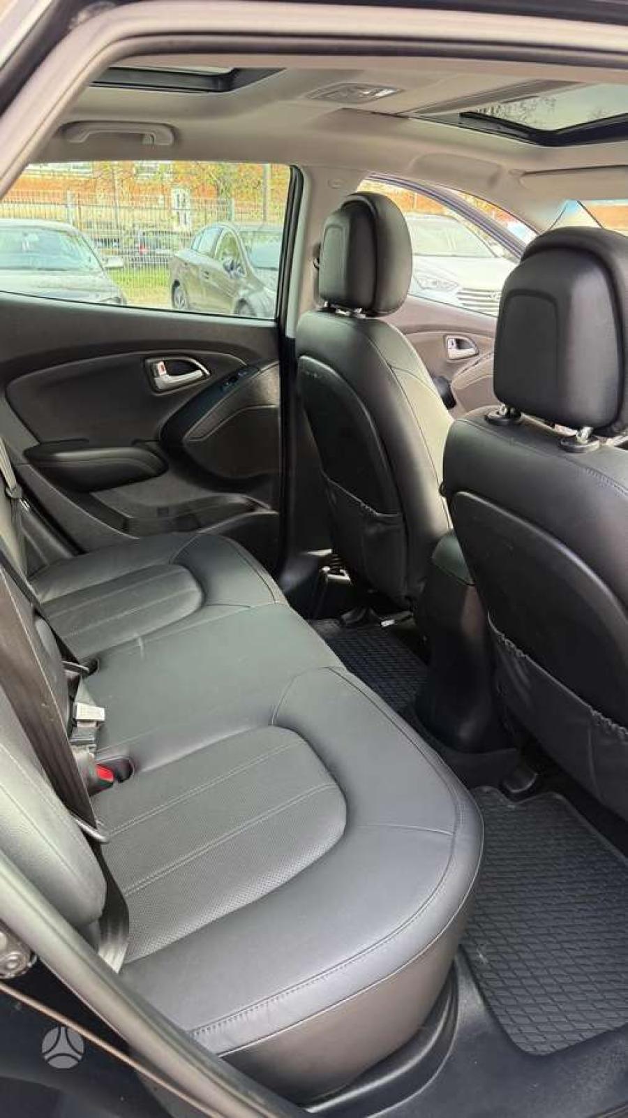 Black Hyundai ix35 2014 in Ukmerge, with an engine capacity of 2.00 L and mileage of 228 thousand km for 6750 €, photo 14 on AUTOMOTO.COM.LV