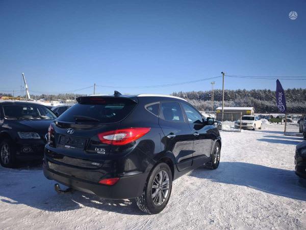 Black Hyundai ix35 2015 in Vilnius, with an engine capacity of 2.00 L and mileage of 289 thousand km for 7950 €, photo 4 on AUTOMOTO.COM.LV