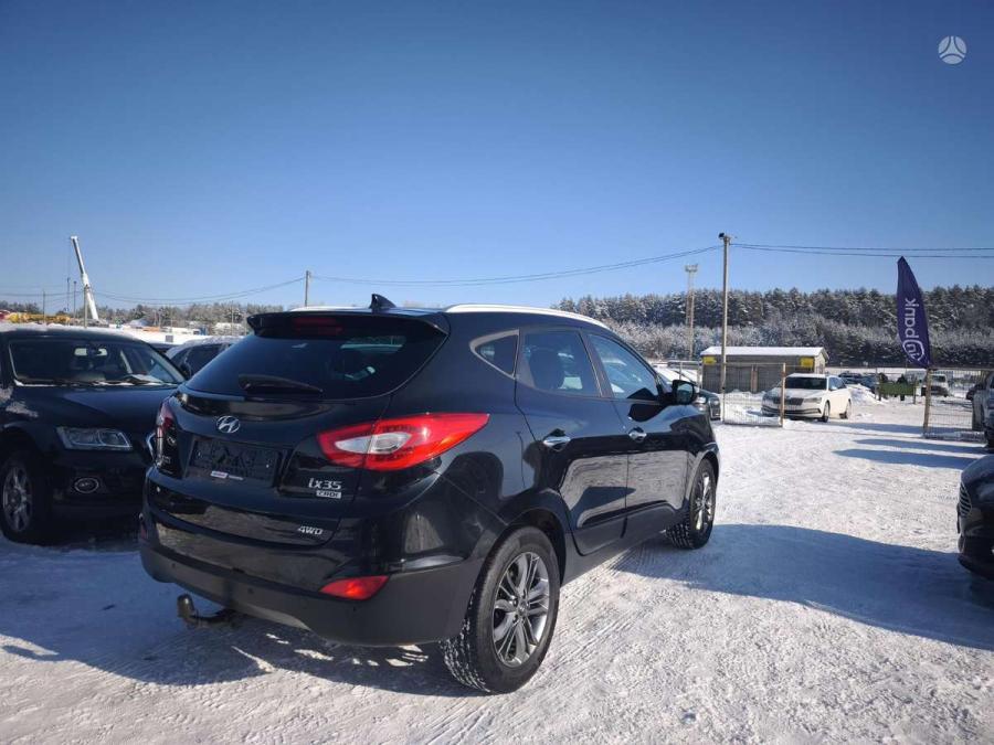 Black Hyundai ix35 2015 in Vilnius, with an engine capacity of 2.00 L and mileage of 289 thousand km for 7950 €, photo 4 on AUTOMOTO.COM.LV