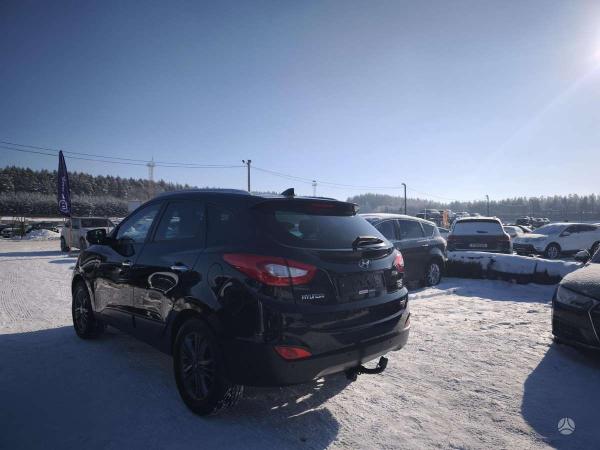 Black Hyundai ix35 2015 in Vilnius, with an engine capacity of 2.00 L and mileage of 289 thousand km for 7950 €, photo 6 on AUTOMOTO.COM.LV
