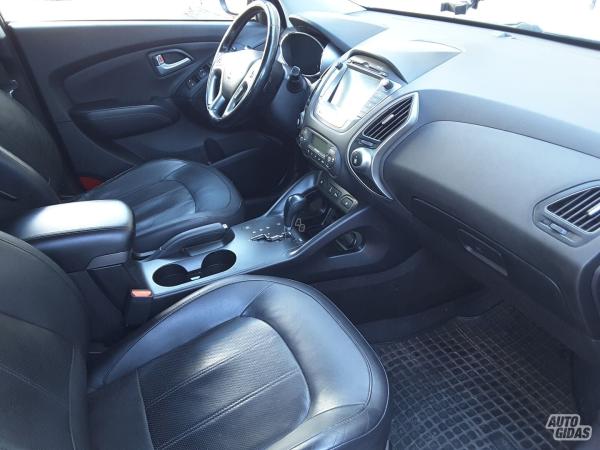 Black Hyundai ix35 2015 in Kretinga, with an engine capacity of 2.00 L and mileage of 251 thousand km for 8499 €, photo 10 on AUTOMOTO.COM.LV