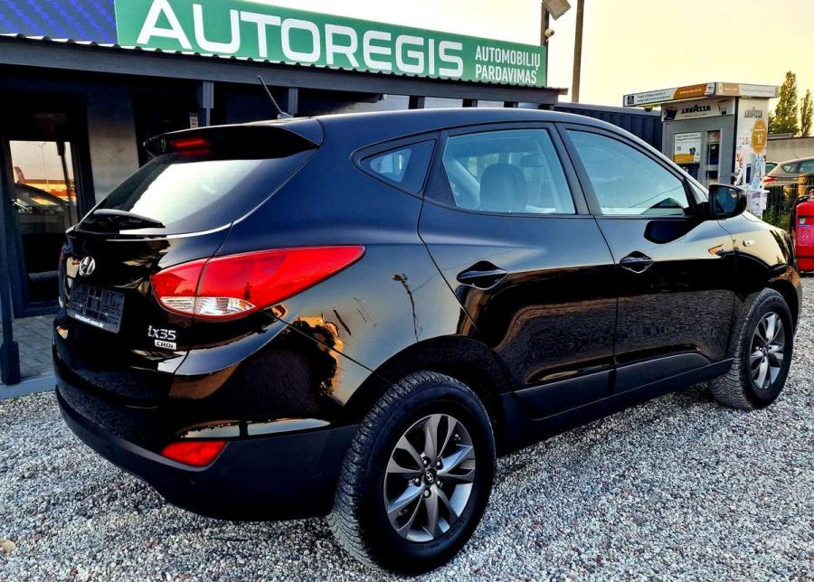 Black Hyundai ix35 2015 in Kretinga, with an engine capacity of 2.00 L and mileage of 189 thousand km for 7650 €, photo 15 on AUTOMOTO.COM.LV