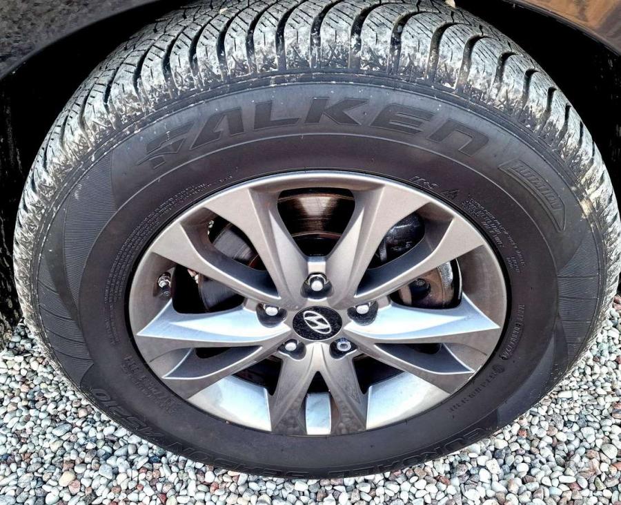 Black Hyundai ix35 2015 in Kretinga, with an engine capacity of 2.00 L and mileage of 189 thousand km for 7650 €, photo 19 on AUTOMOTO.COM.LV