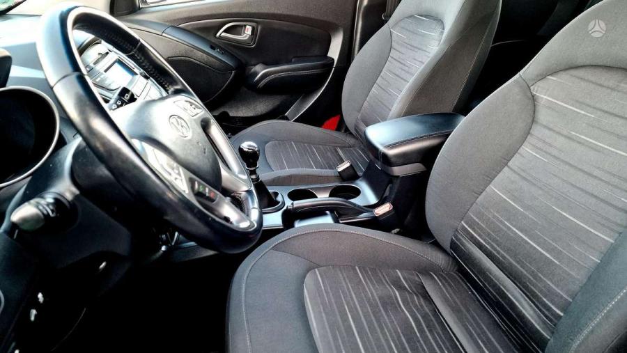 Black Hyundai ix35 2015 in Kretinga, with an engine capacity of 2.00 L and mileage of 189 thousand km for 7650 €, photo 21 on AUTOMOTO.COM.LV