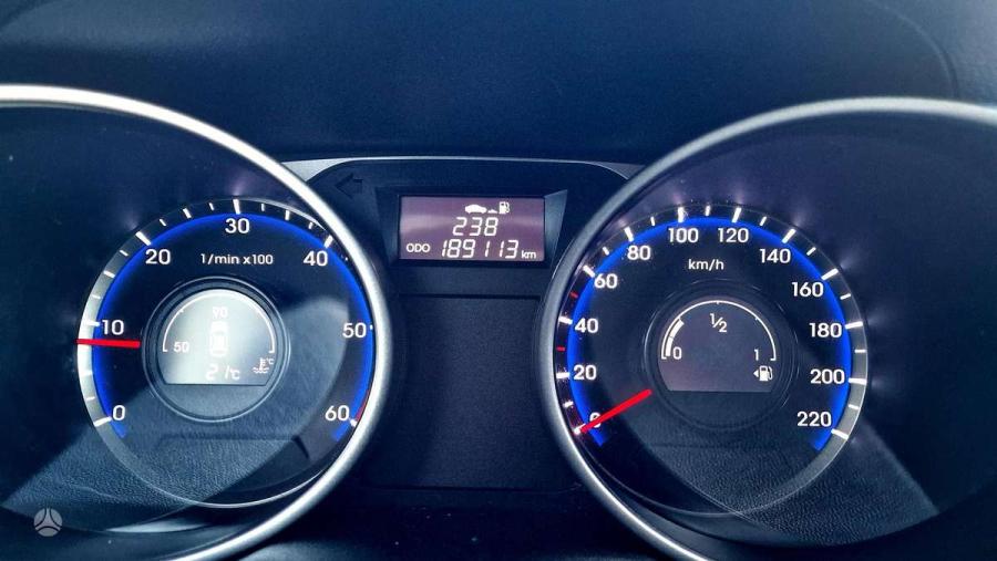 Black Hyundai ix35 2015 in Kretinga, with an engine capacity of 2.00 L and mileage of 189 thousand km for 7650 €, photo 33 on AUTOMOTO.COM.LV