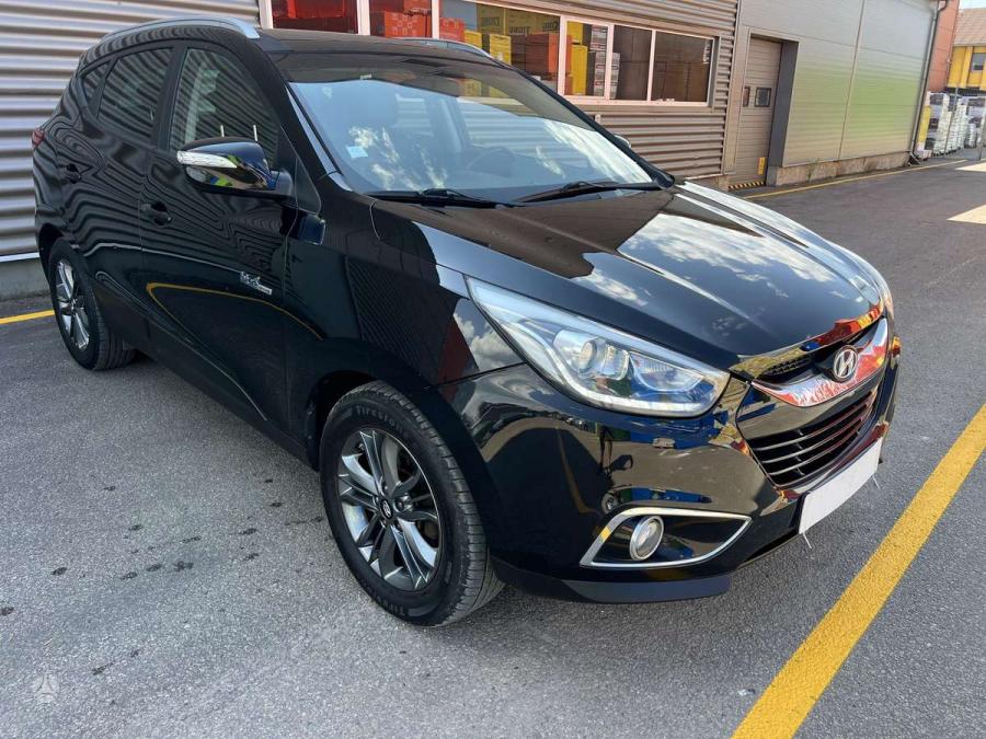 Black Hyundai ix35 2015 in Taurage, with an engine capacity of 1.69 L and mileage of 268 thousand km for 6400 €, photo 1 on AUTOMOTO.COM.LV