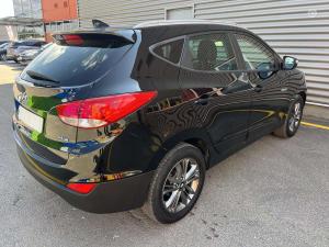 Black Hyundai ix35 2015 in Taurage, with an engine capacity of 1.69 L and mileage of 268 thousand km for 6400 €, photo 7 on AUTOMOTO.COM.LV