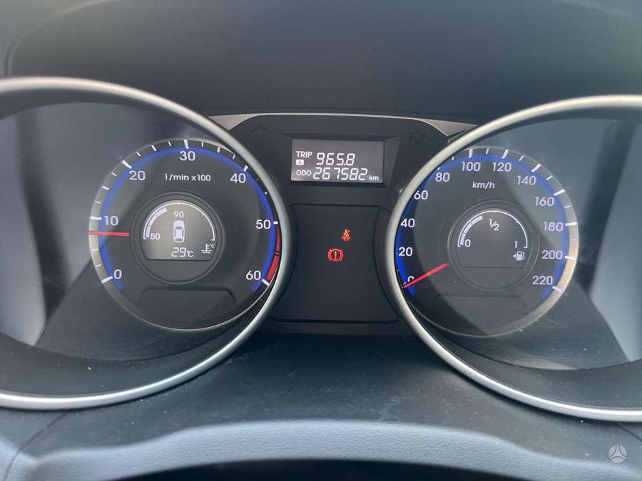 Black Hyundai ix35 2015 in Taurage, with an engine capacity of 1.69 L and mileage of 268 thousand km for 6400 €, photo 12 on AUTOMOTO.COM.LV