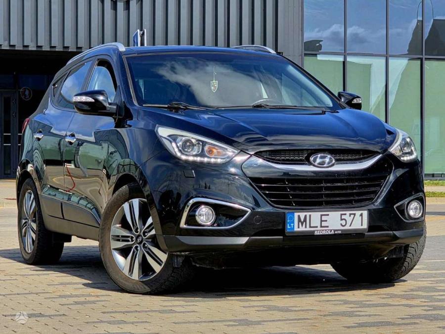 Black Hyundai ix35 2015 in Siauliai, with an engine capacity of 2.00 L and mileage of 265 thousand km for 7500 €, photo 1 on AUTOMOTO.COM.LV