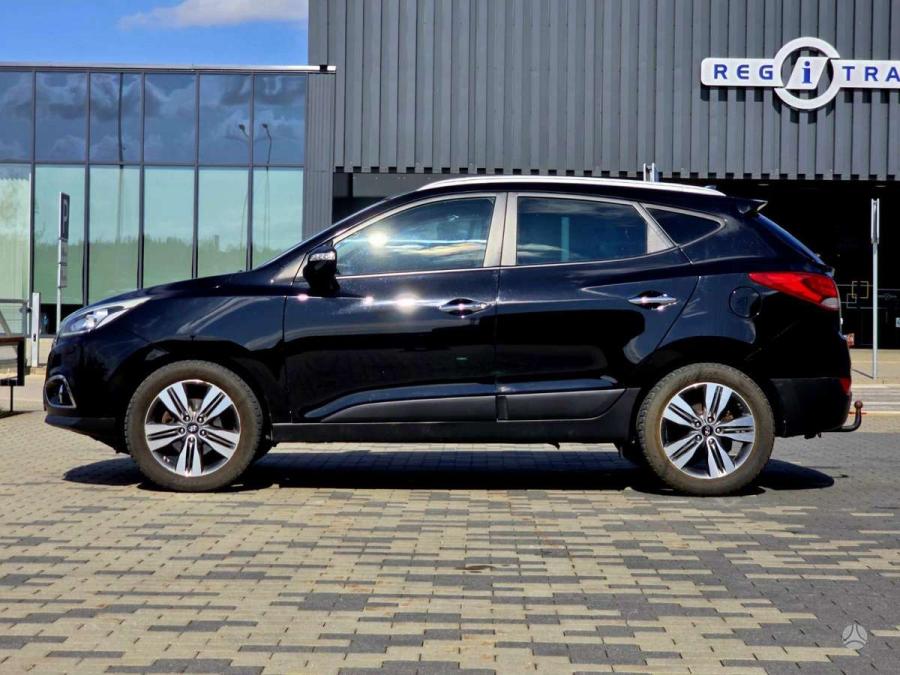 Black Hyundai ix35 2015 in Siauliai, with an engine capacity of 2.00 L and mileage of 265 thousand km for 7500 €, photo 8 on AUTOMOTO.COM.LV