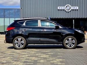 Black Hyundai ix35 2015 in Siauliai, with an engine capacity of 2.00 L and mileage of 265 thousand km for 7500 €, photo 9 on AUTOMOTO.COM.LV