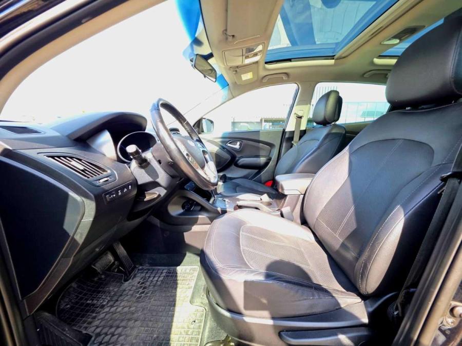 Black Hyundai ix35 2015 in Siauliai, with an engine capacity of 2.00 L and mileage of 265 thousand km for 7500 €, photo 13 on AUTOMOTO.COM.LV