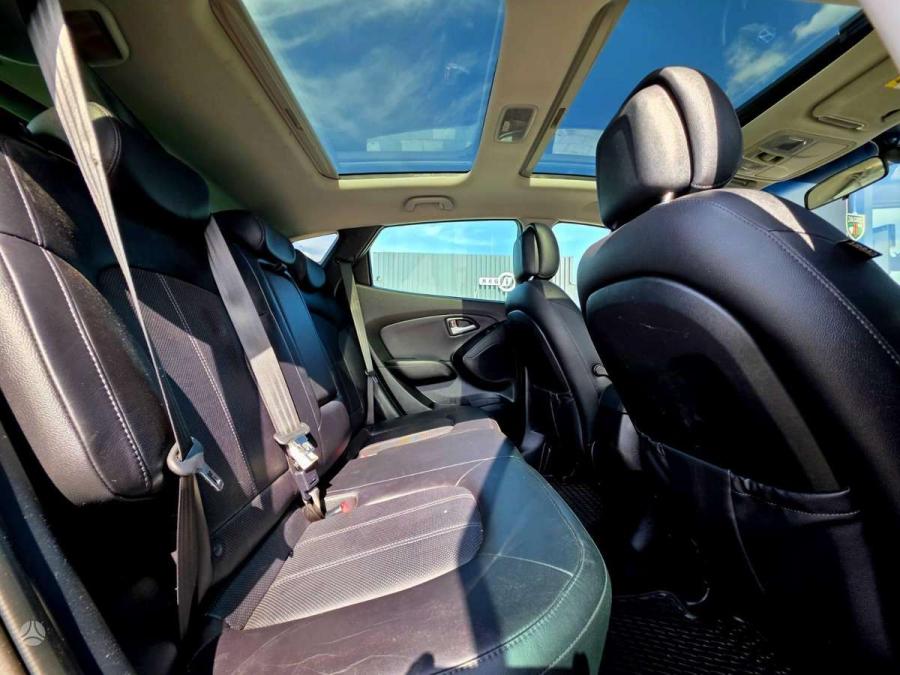 Black Hyundai ix35 2015 in Siauliai, with an engine capacity of 2.00 L and mileage of 265 thousand km for 7500 €, photo 15 on AUTOMOTO.COM.LV