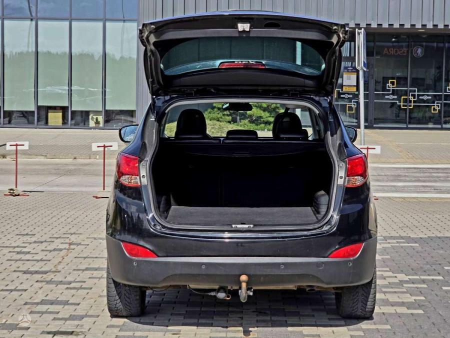 Black Hyundai ix35 2015 in Siauliai, with an engine capacity of 2.00 L and mileage of 265 thousand km for 7500 €, photo 23 on AUTOMOTO.COM.LV