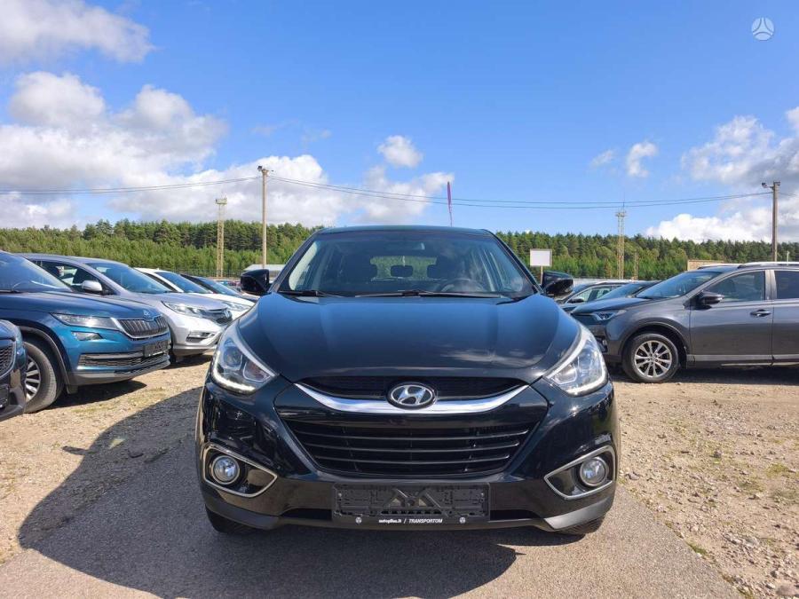 Black Hyundai ix35 2015 in Vilnius, with an engine capacity of 2.00 L and mileage of 293 thousand km for 7950 €, photo 3 on AUTOMOTO.COM.LV