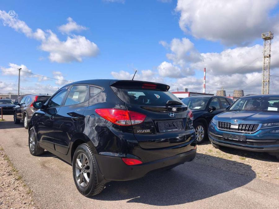 Black Hyundai ix35 2015 in Vilnius, with an engine capacity of 2.00 L and mileage of 293 thousand km for 7950 €, photo 5 on AUTOMOTO.COM.LV