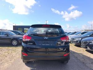Black Hyundai ix35 2015 in Vilnius, with an engine capacity of 2.00 L and mileage of 293 thousand km for 7950 €, photo 6 on AUTOMOTO.COM.LV
