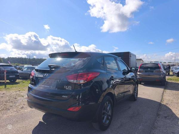 Black Hyundai ix35 2015 in Vilnius, with an engine capacity of 2.00 L and mileage of 293 thousand km for 7950 €, photo 7 on AUTOMOTO.COM.LV