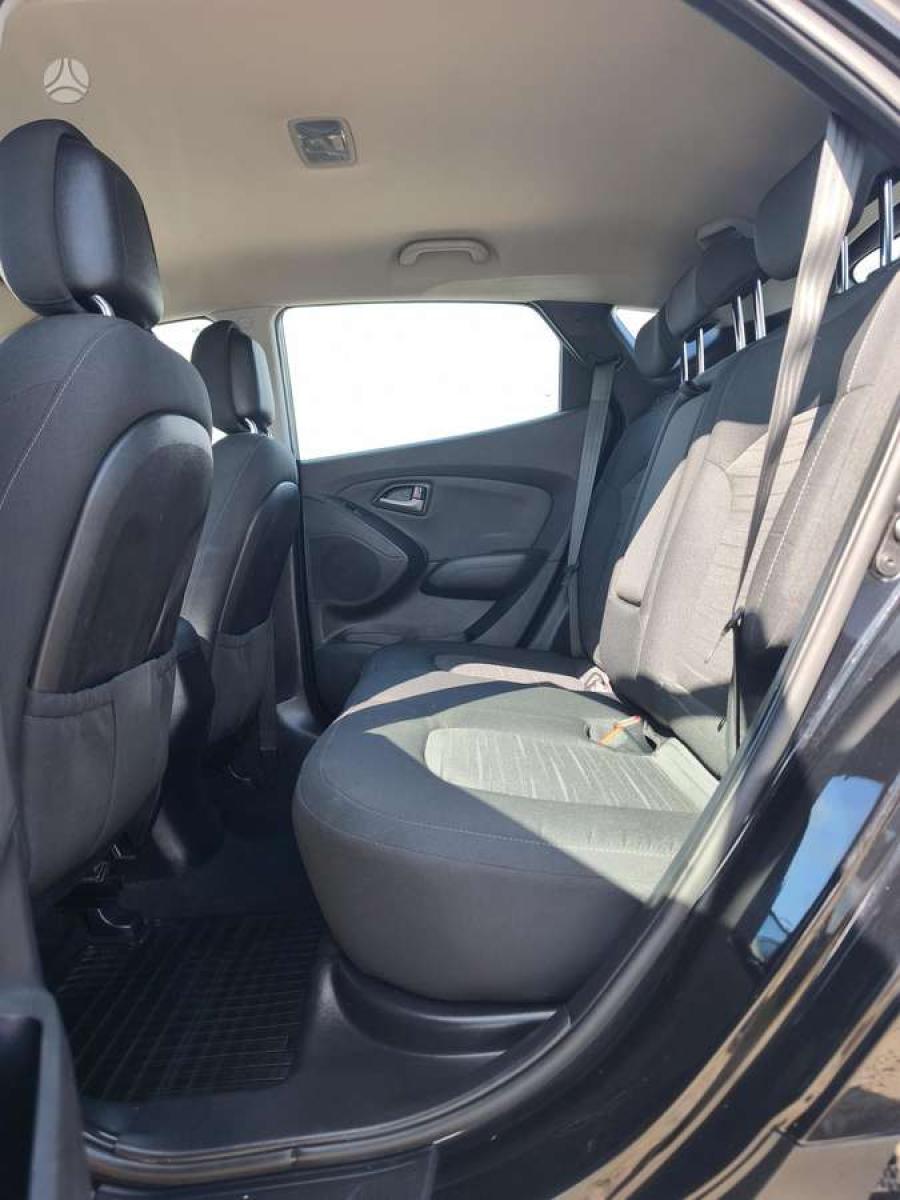 Black Hyundai ix35 2015 in Vilnius, with an engine capacity of 2.00 L and mileage of 293 thousand km for 7950 €, photo 10 on AUTOMOTO.COM.LV