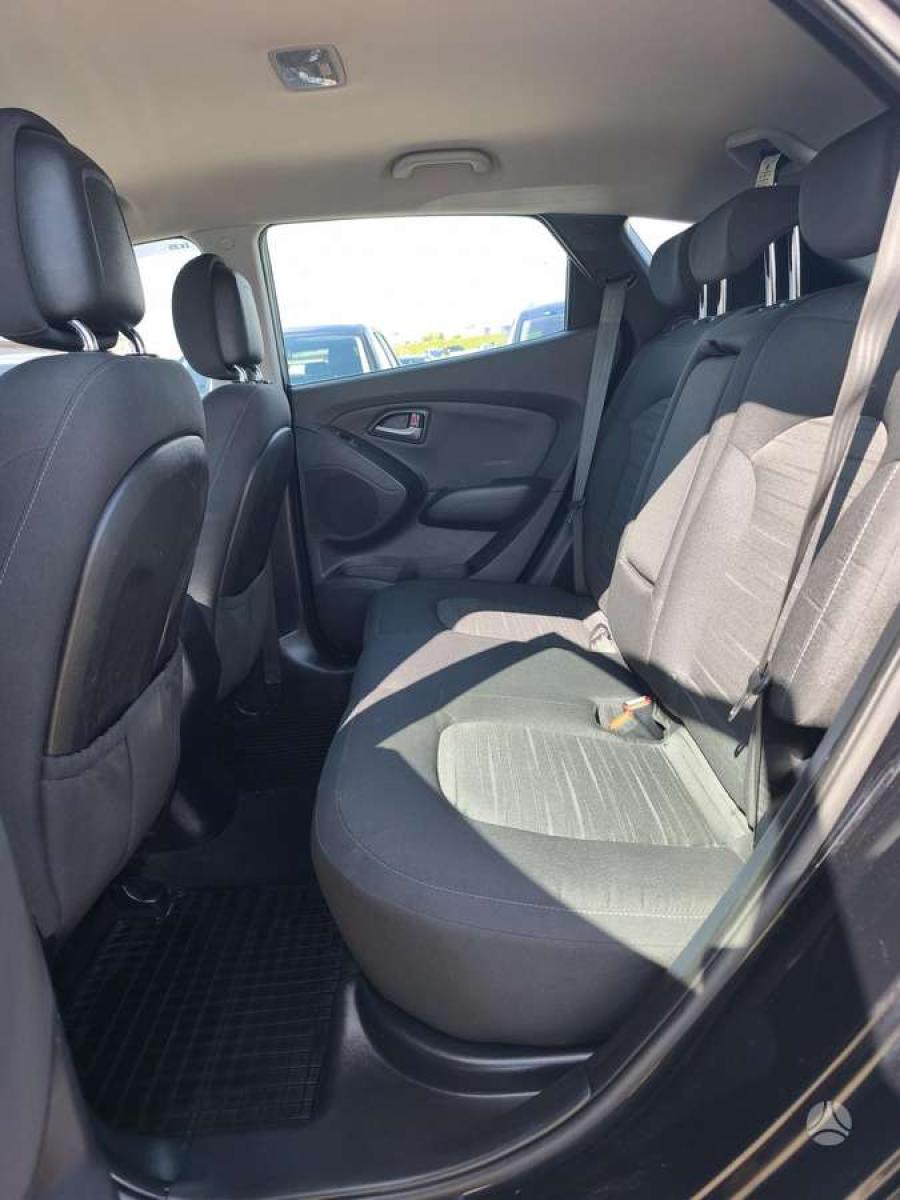 Black Hyundai ix35 2015 in Vilnius, with an engine capacity of 2.00 L and mileage of 293 thousand km for 7950 €, photo 11 on AUTOMOTO.COM.LV