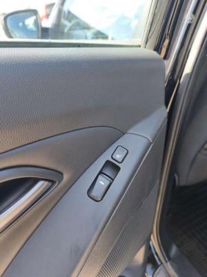 Black Hyundai ix35 2015 in Vilnius, with an engine capacity of 2.00 L and mileage of 293 thousand km for 7950 €, photo 12 on AUTOMOTO.COM.LV