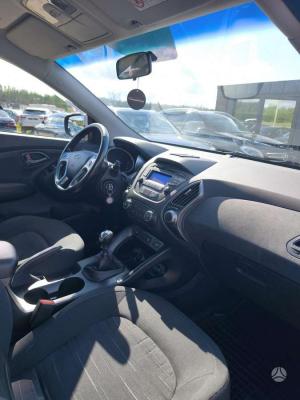 Black Hyundai ix35 2015 in Vilnius, with an engine capacity of 2.00 L and mileage of 293 thousand km for 7950 €, photo 13 on AUTOMOTO.COM.LV