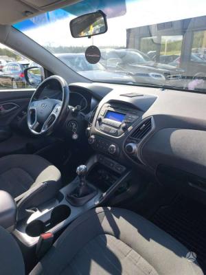 Black Hyundai ix35 2015 in Vilnius, with an engine capacity of 2.00 L and mileage of 293 thousand km for 7950 €, photo 14 on AUTOMOTO.COM.LV
