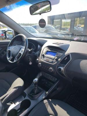 Black Hyundai ix35 2015 in Vilnius, with an engine capacity of 2.00 L and mileage of 293 thousand km for 7950 €, photo 15 on AUTOMOTO.COM.LV