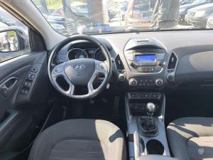 Black Hyundai ix35 2015 in Vilnius, with an engine capacity of 2.00 L and mileage of 293 thousand km for 7950 €, photo 16 on AUTOMOTO.COM.LV