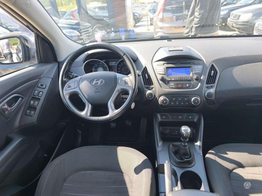 Black Hyundai ix35 2015 in Vilnius, with an engine capacity of 2.00 L and mileage of 293 thousand km for 7950 €, photo 16 on AUTOMOTO.COM.LV