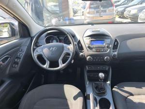 Black Hyundai ix35 2015 in Vilnius, with an engine capacity of 2.00 L and mileage of 293 thousand km for 7950 €, photo 17 on AUTOMOTO.COM.LV