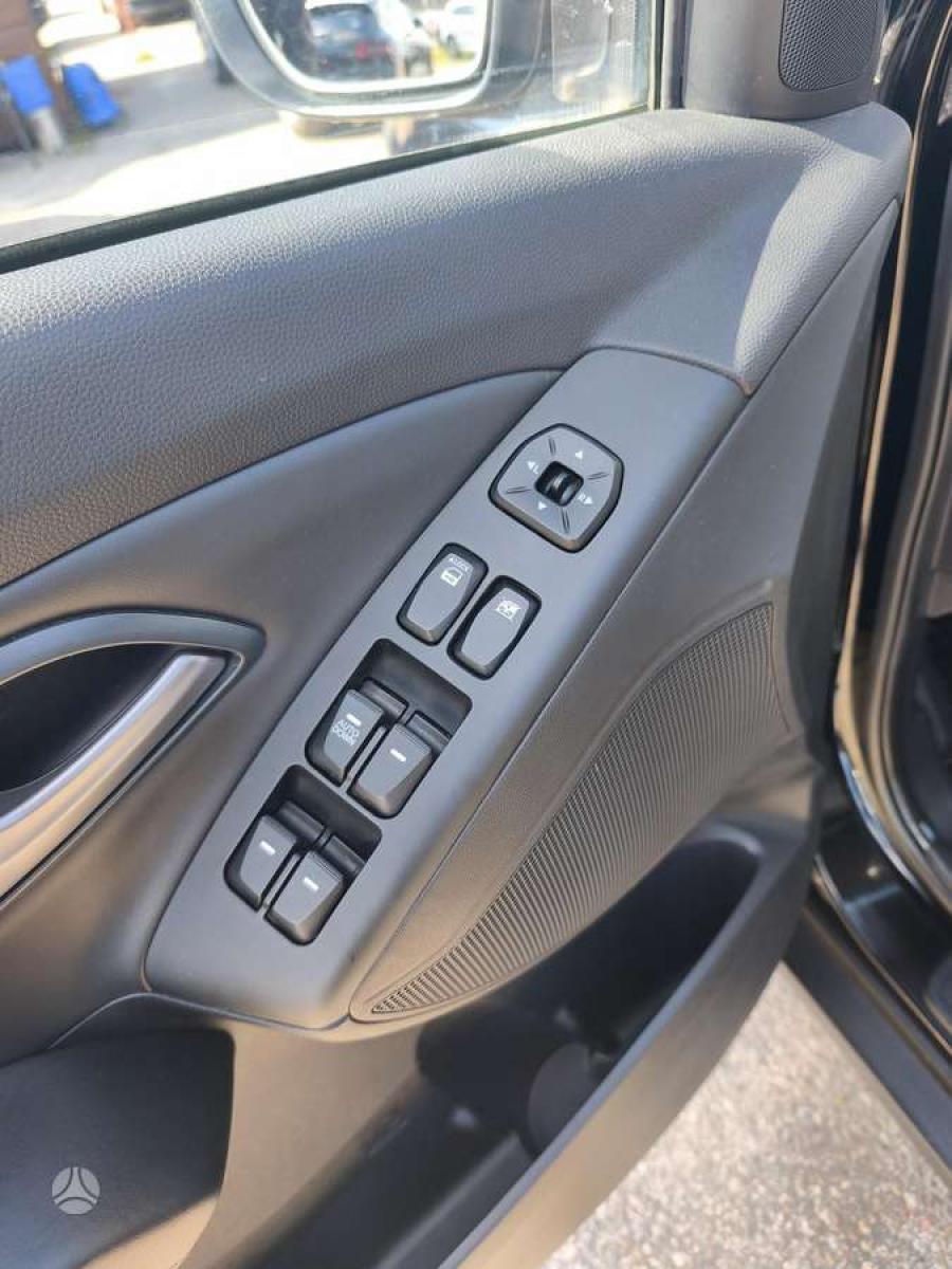 Black Hyundai ix35 2015 in Vilnius, with an engine capacity of 2.00 L and mileage of 293 thousand km for 7950 €, photo 18 on AUTOMOTO.COM.LV