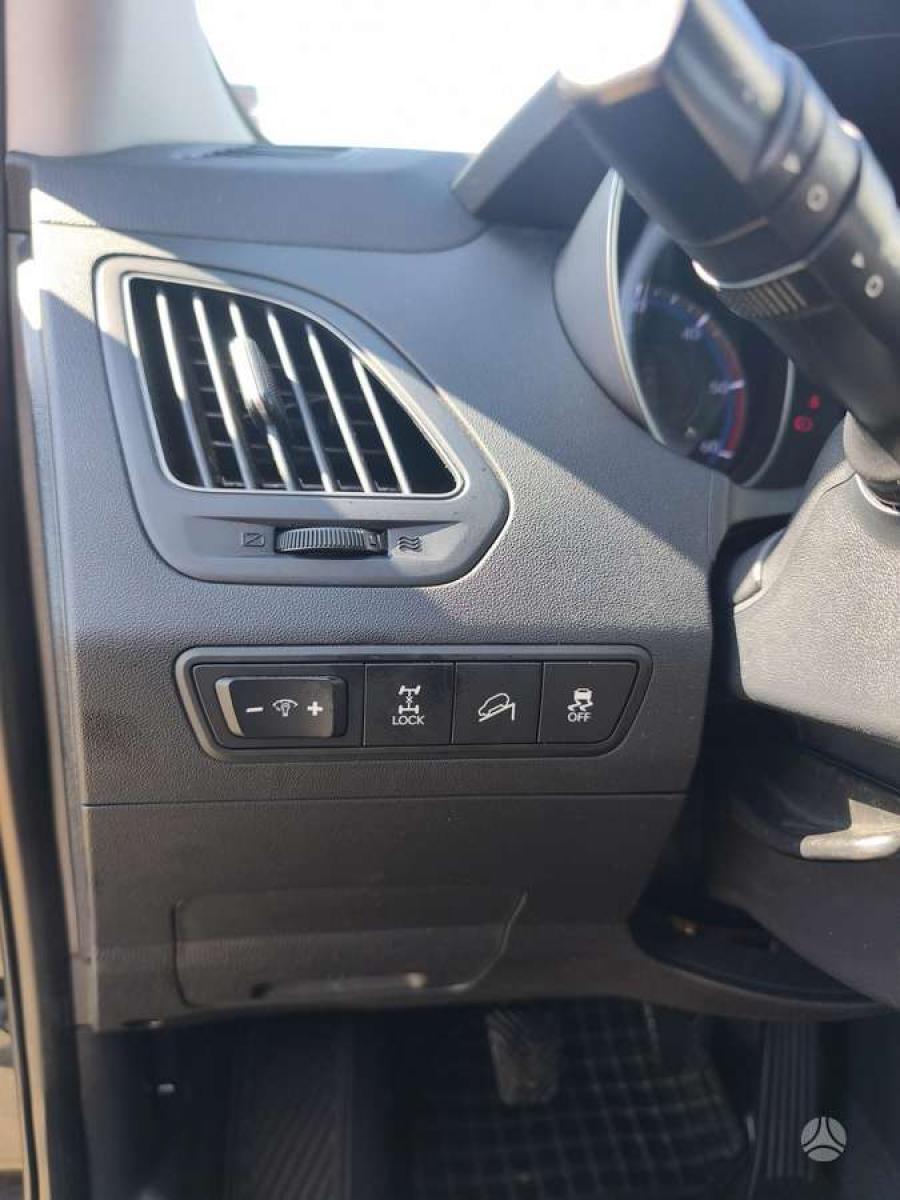 Black Hyundai ix35 2015 in Vilnius, with an engine capacity of 2.00 L and mileage of 293 thousand km for 7950 €, photo 19 on AUTOMOTO.COM.LV