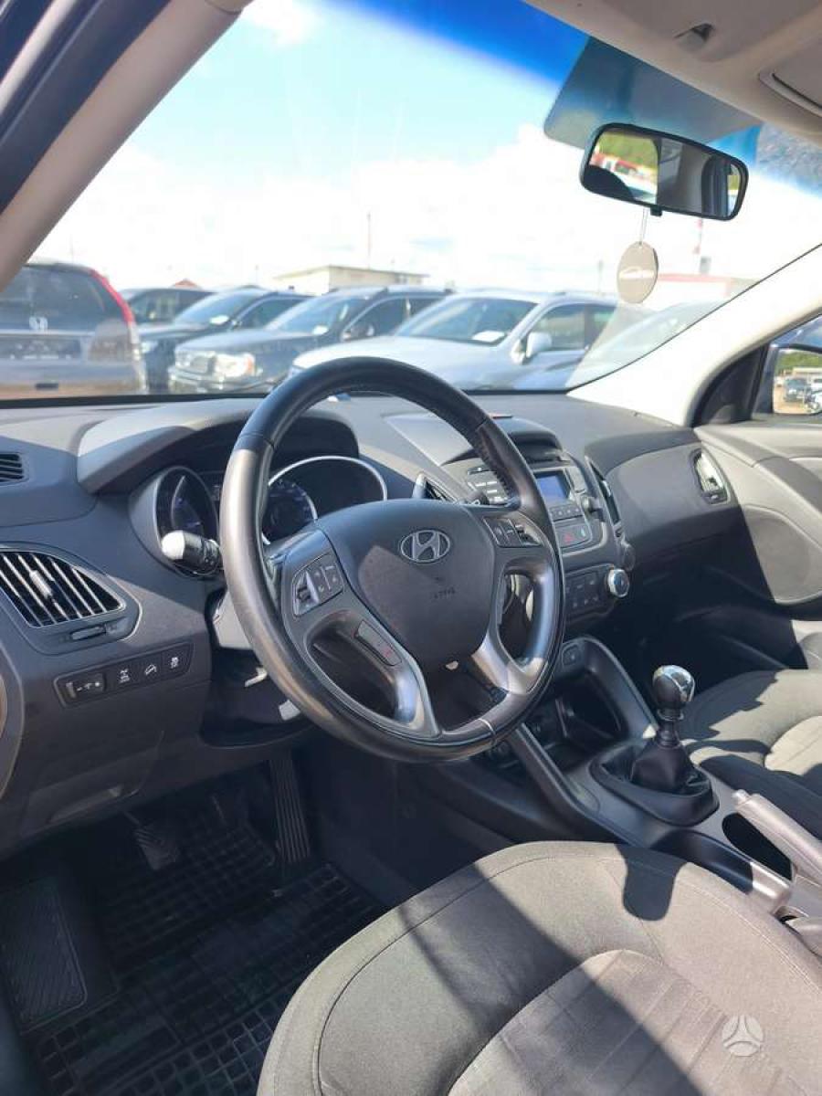 Black Hyundai ix35 2015 in Vilnius, with an engine capacity of 2.00 L and mileage of 293 thousand km for 7950 €, photo 20 on AUTOMOTO.COM.LV