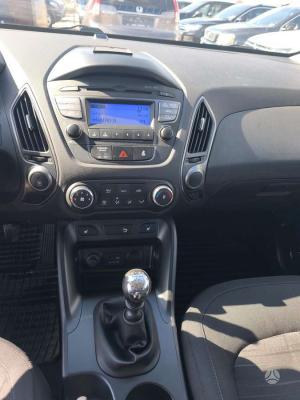 Black Hyundai ix35 2015 in Vilnius, with an engine capacity of 2.00 L and mileage of 293 thousand km for 7950 €, photo 21 on AUTOMOTO.COM.LV